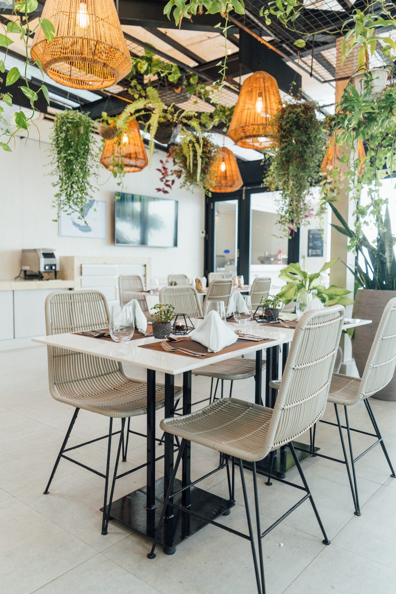 The Acacia Restaurant: Cuisine in Anilao - Solitude World